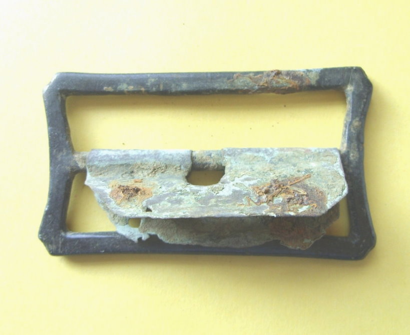 Double Loop Sub-Rectangular Buckle with Plate